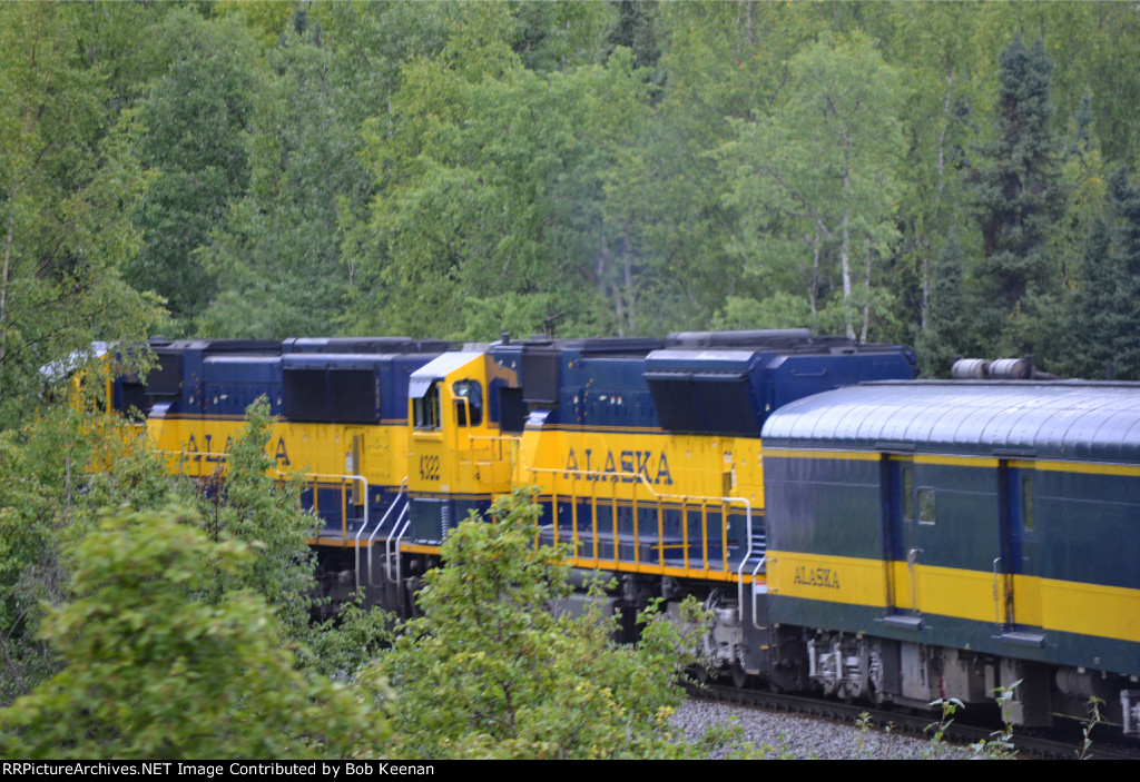 ARR 4002 & 4322 NB rounding the curve